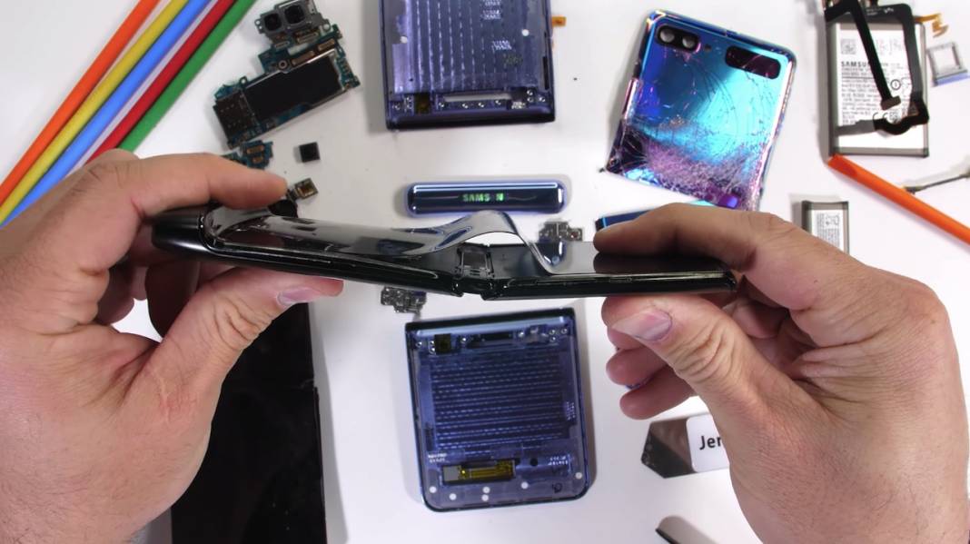 Motorola RAZR Teardown shows off a very small hinge | Android Community